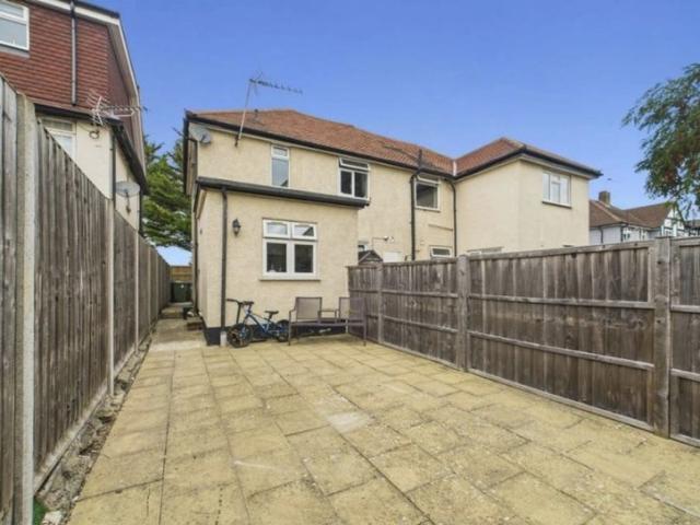 1 Bed End Terrace, London Road, TW14