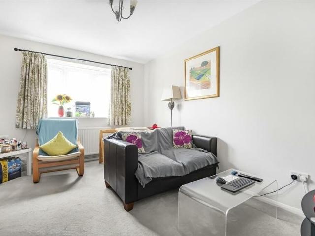 1 Bed Flat, Muirfield Close, RG1