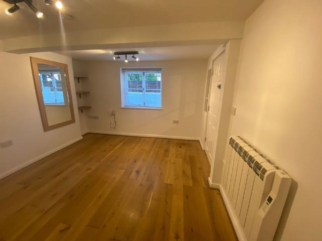 1 Bed Flat, Muirfield Close, RG1