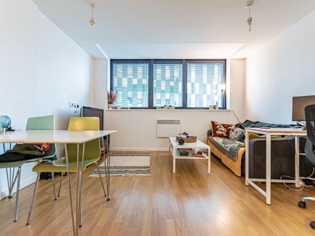 1 Bed Flat, Mann Island, L3