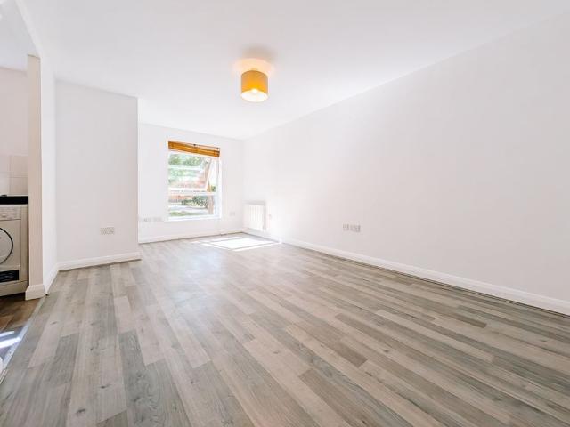 1 Bed Flat, Manning Gardens, CR0