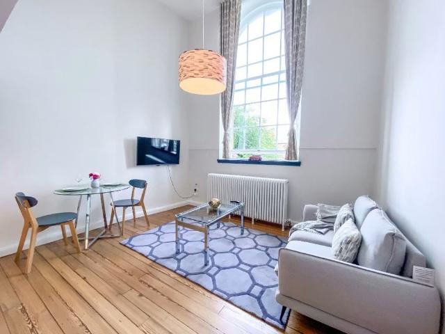 1 Bed Flat, Mcdonald Road, EH7