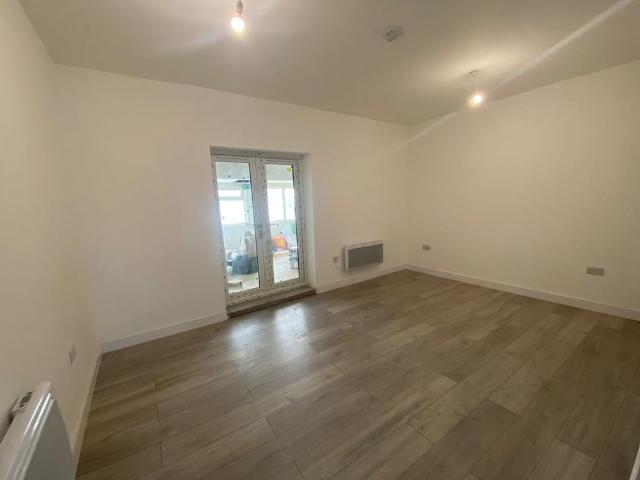 1 Bed Flat, Merryoak Road, SO19