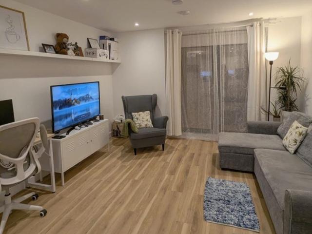 1 Bed Flat, New Bell House, TW4