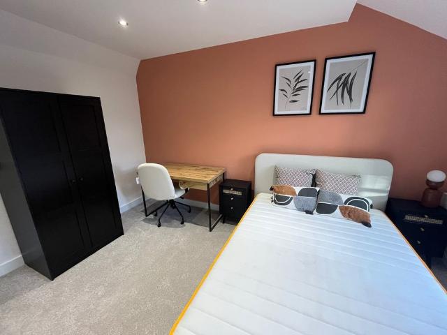 1 Bed Flat, New Briggate, LS2