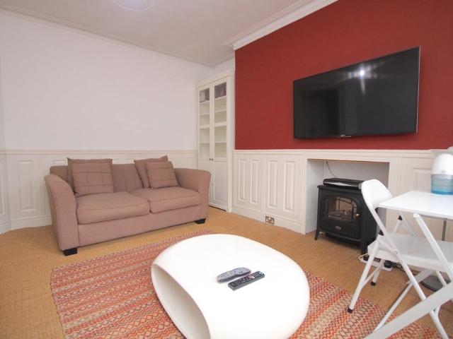1 Bed Flat, Oxford & Cambridge Mansions, NW1