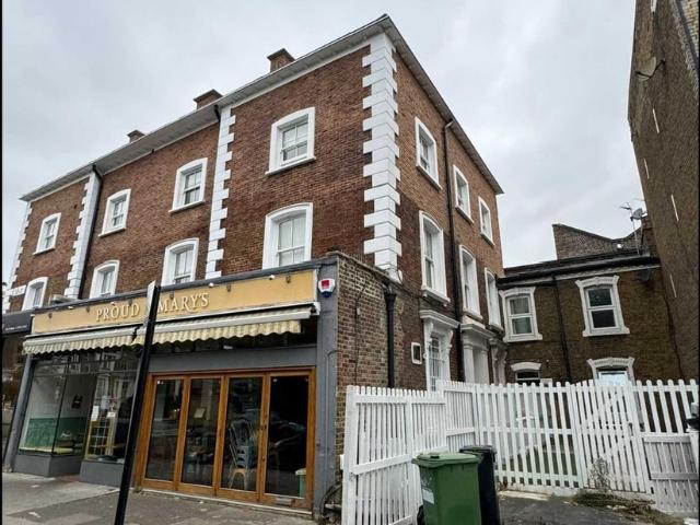 1 Bed Flat, Oaklands Grove, W12