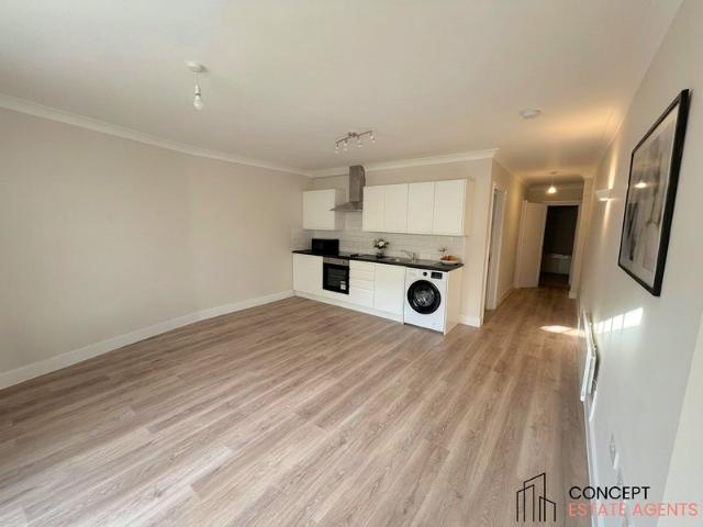 1 Bed flat on Park Road, Kingston Upon Thames, KT2