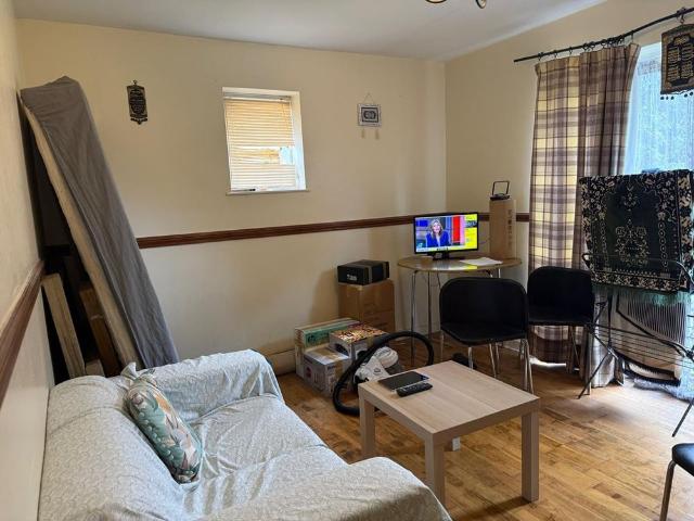 1 Bed Flat, Athol Square, E14