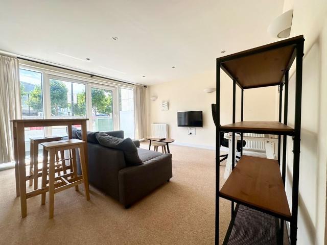 1 Bed Flat, Adriatic Apartments, E16
