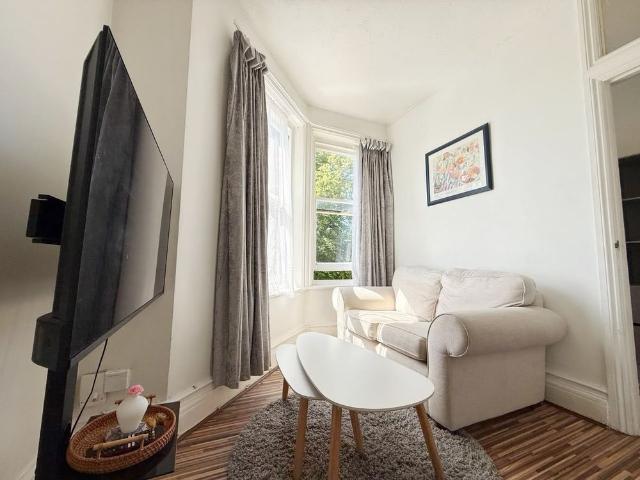 1 Bed Flat, Albany Grove, LU2