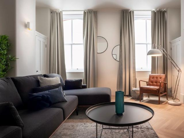 1 Bed Flat, Albert Hall Mansions, SW7