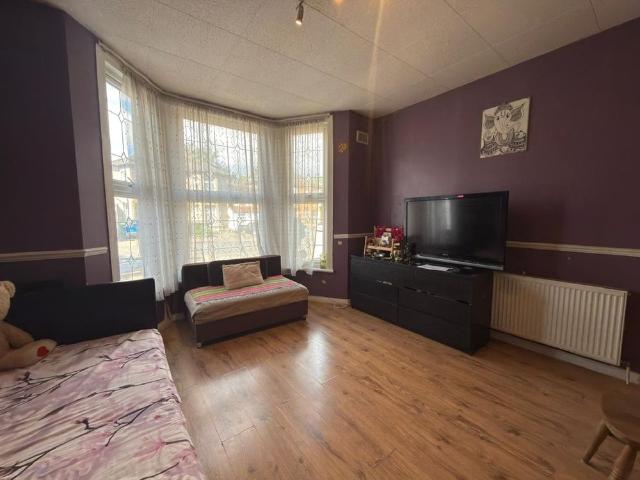 1 Bed Flat, Argyle Road, IG1