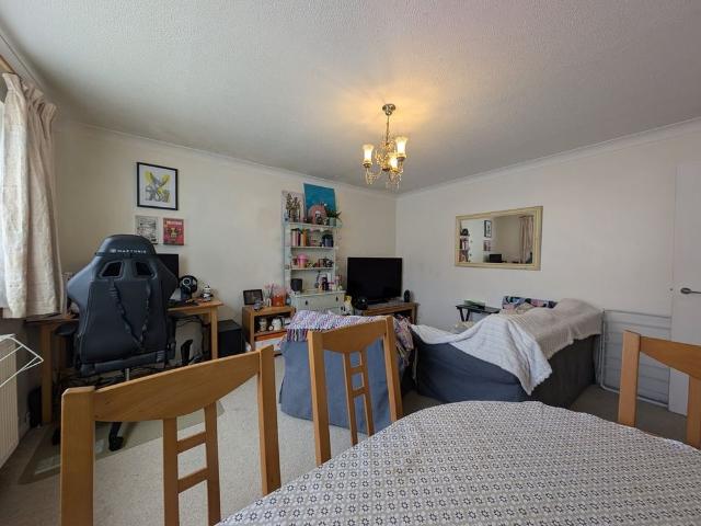 1 Bed Flat, Ash Court, SW19