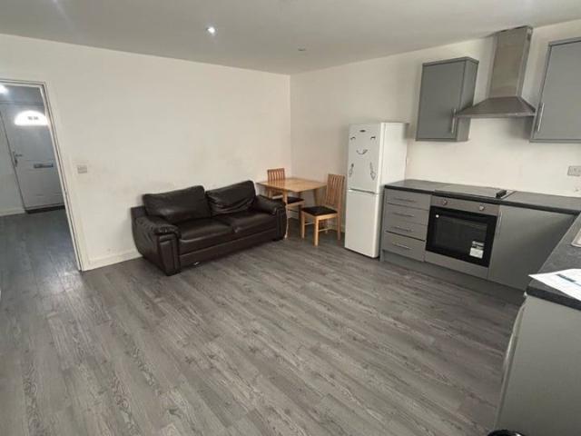 1 Bed Flat, Ashton Mount, LS8