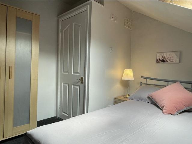 1 Bed Flat, Aston View, LS13