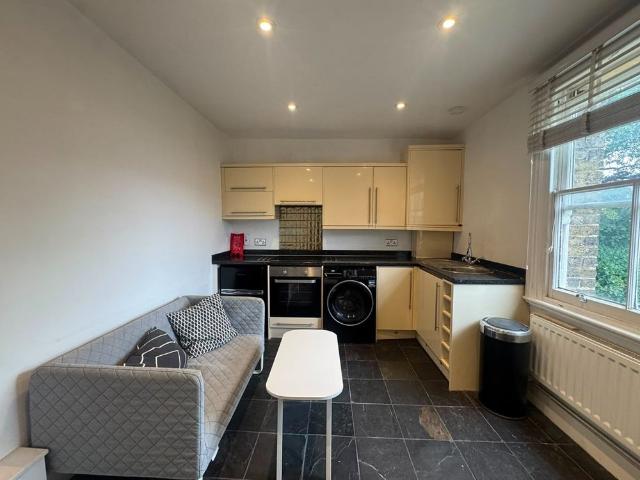 1 Bed Flat, Burnt Ash Hill, SE12