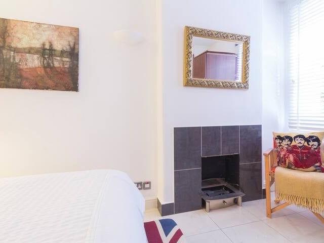 1 Bed Flat, Burleigh House, SW3