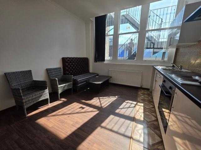 1 Bed Flat, Bute St, LU1