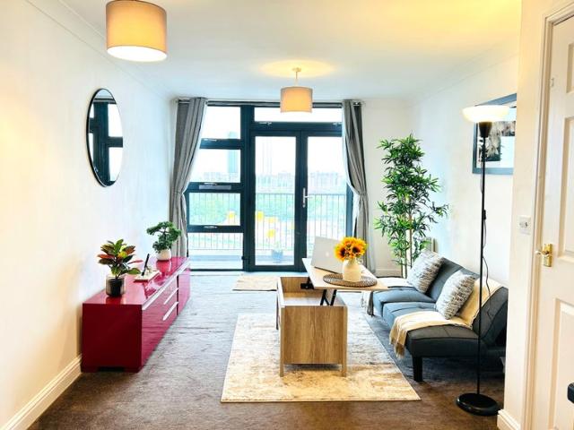 1 Bed Flat + Balcony | Bow E3 | Canary Wharf