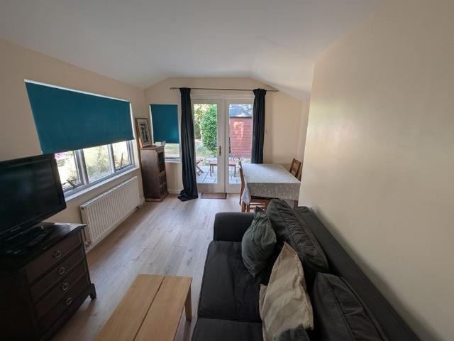 1 Bed Flat, Ballards Way, CR0