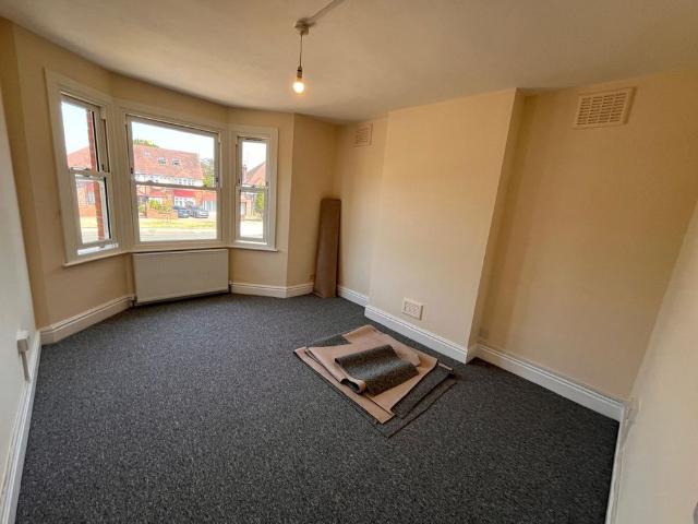 1 Bed Flat, Bath Road, TW3