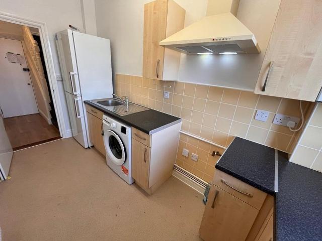 1 Bed Flat, Bath Road, TW3