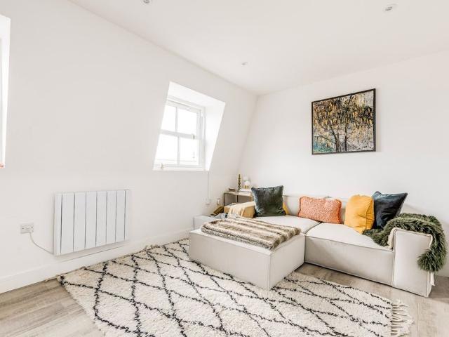 1 Bed Flat, Battersea Park Road, SW11