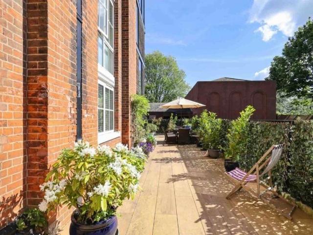1 Bed Flat, Bazalgette Court, W6