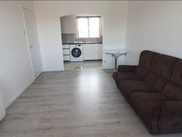 1 Bed Flat, Berry Court, TW4