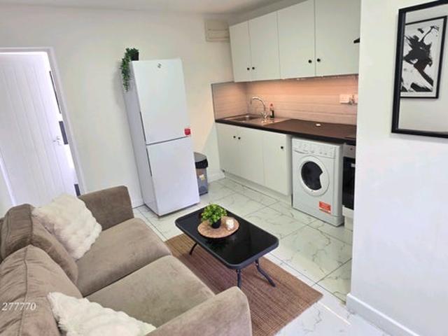 1 bed flat, BILLS INC, near Oxford Rd 24hr bus tra