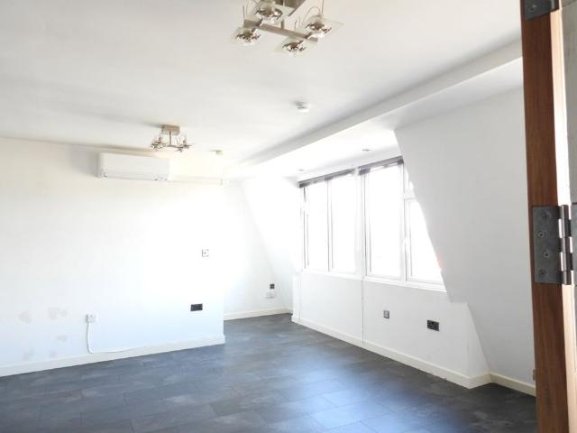 1 Bed Flat, Boileau Court, CR0