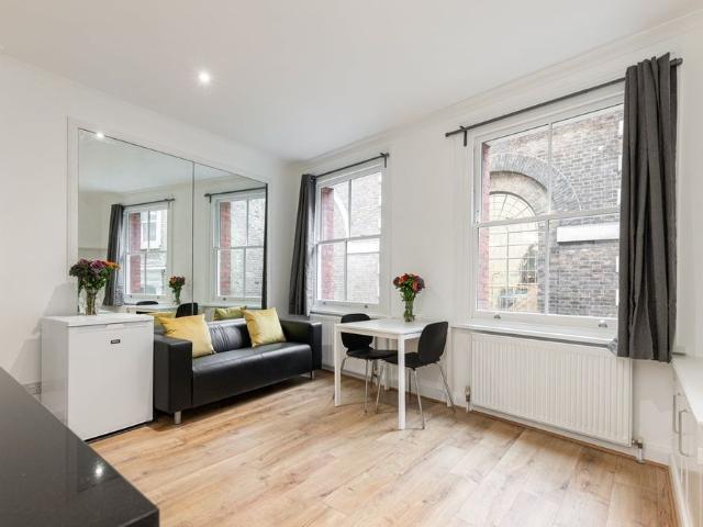 1 Bed Flat, Botolph Alley, EC3R