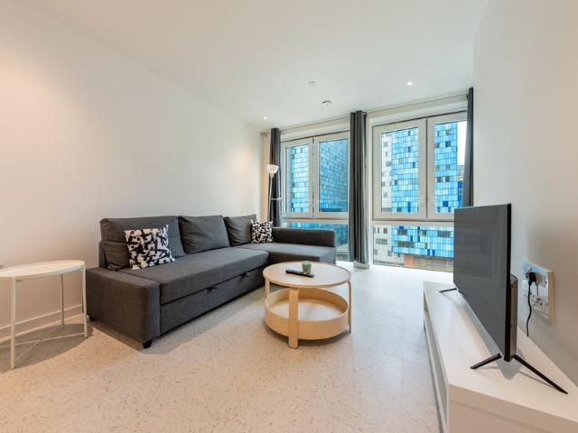 1 Bed Flat, Bouchon Point, E1