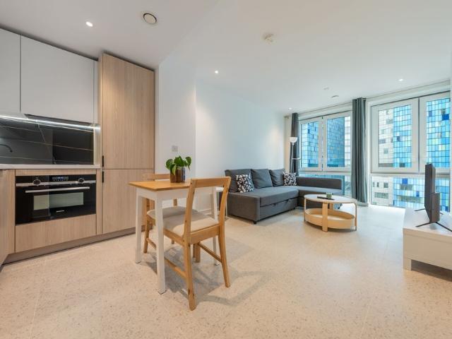 1 Bed Flat, Bouchon Point, E1