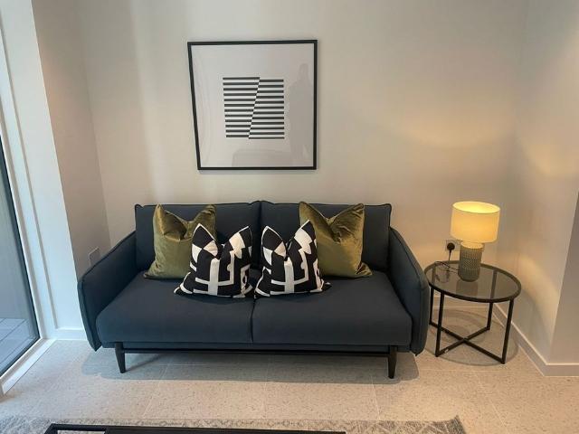 1 Bed Flat, Bouchon Point, E1