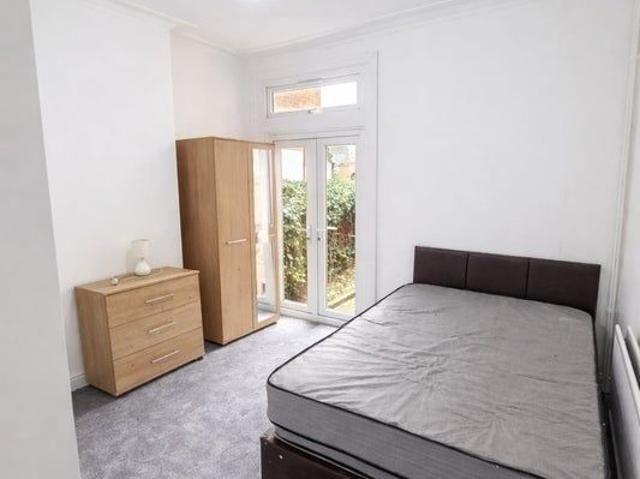 1 Bed Flat, Cabanel Place, SE11