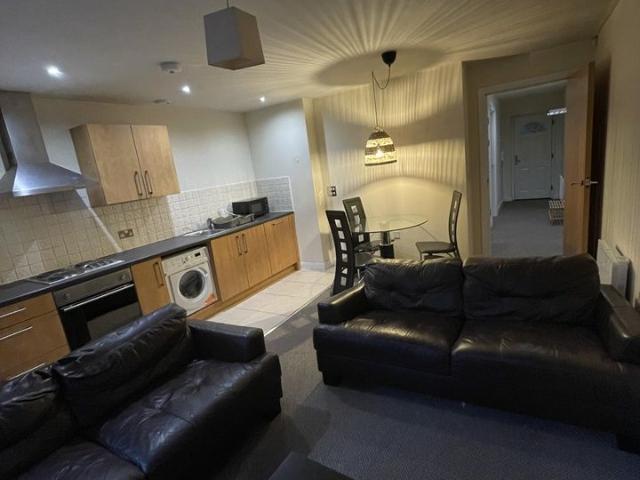 1 Bed Flat, Central Garden, L1