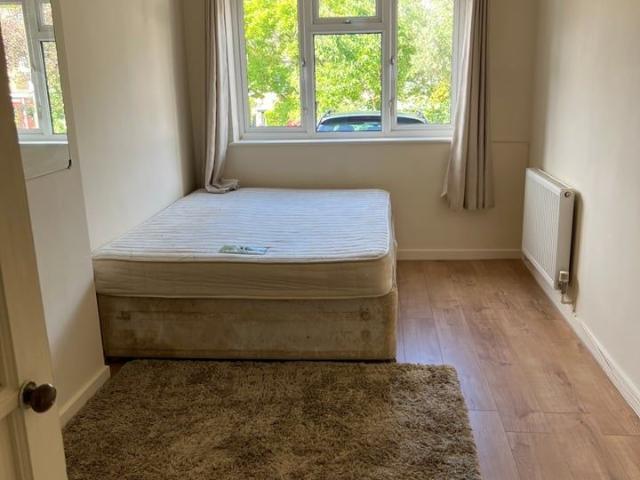 1 Bed Flat, Chartfield Square, SW15