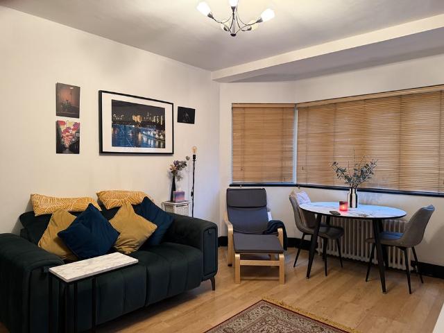 1 Bed Flat, Chiswick Village, W4