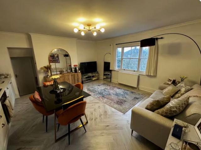 1 Bed Flat, Church Road, TW10