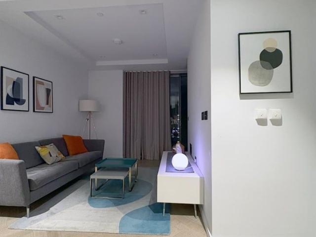 1 Bed Flat, Circus Road West, SW11