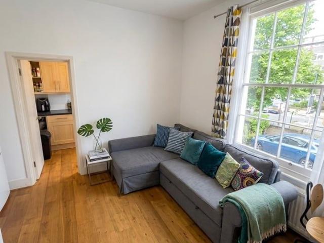 1 Bed Flat, Clapham Park Road, SW4