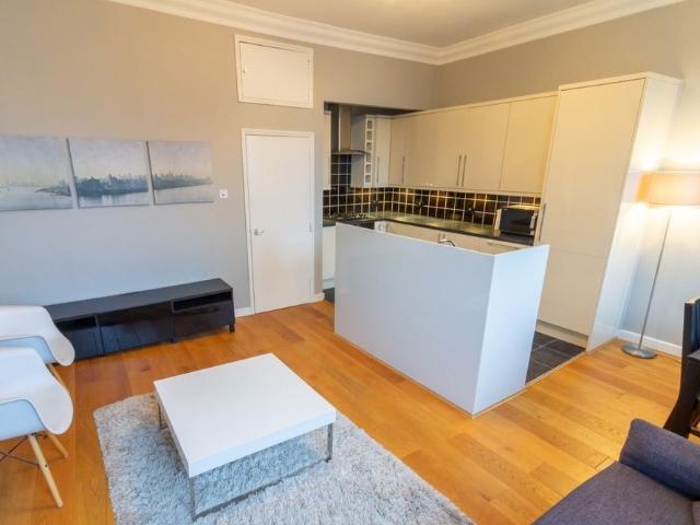 1 Bed Flat, Claverton St, SW1V