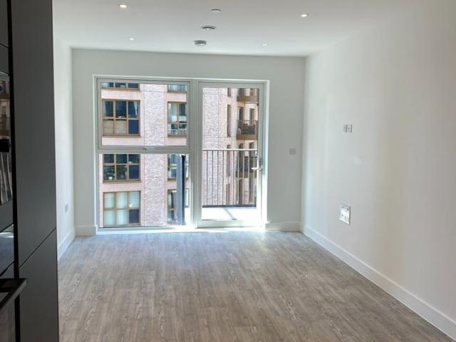 1 Bed Flat, Colmar House, TW8