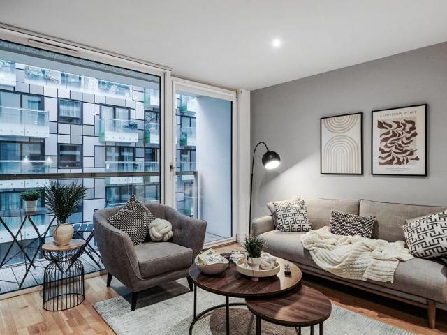 1 Bed Flat, Colbalt Point, E14