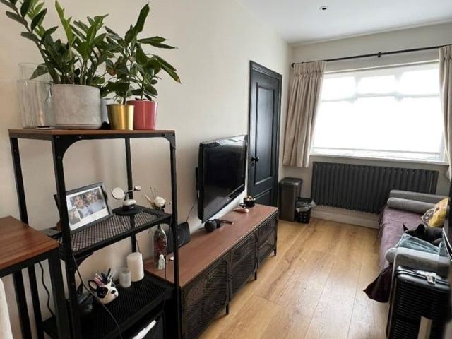 1 Bed Flat, Colindeep Gardens, NW4