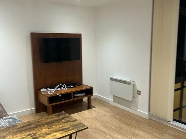 1 Bed Flat, Commercial St, M15