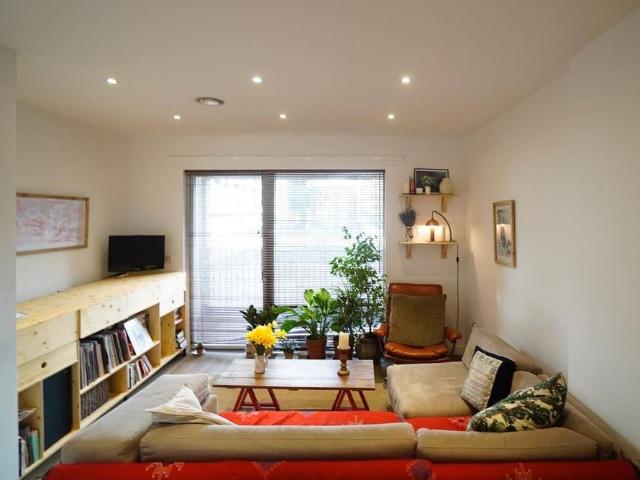 1 Bed Flat, Dalston Lane, E8