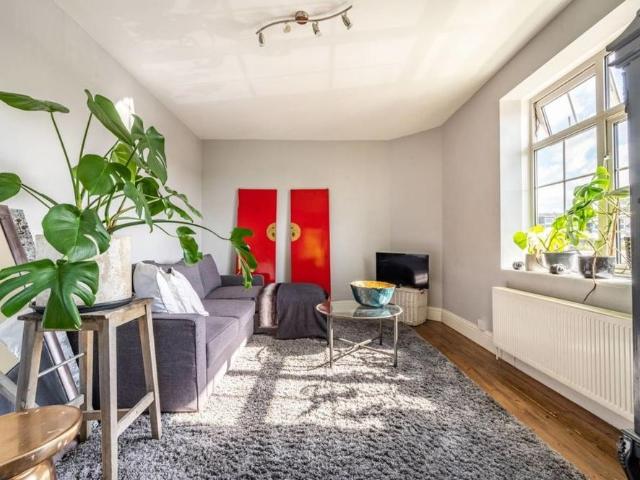 1 Bed Flat, Daryngton House, SW8